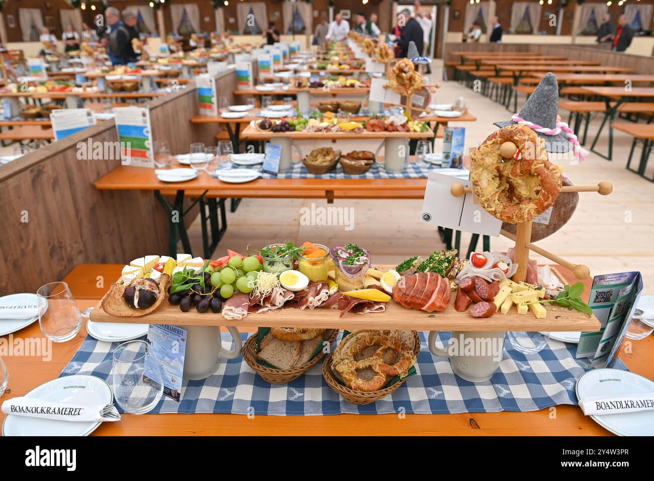 München, Deutschland. September 2024. Tische mit bayerischen Snacks im ...