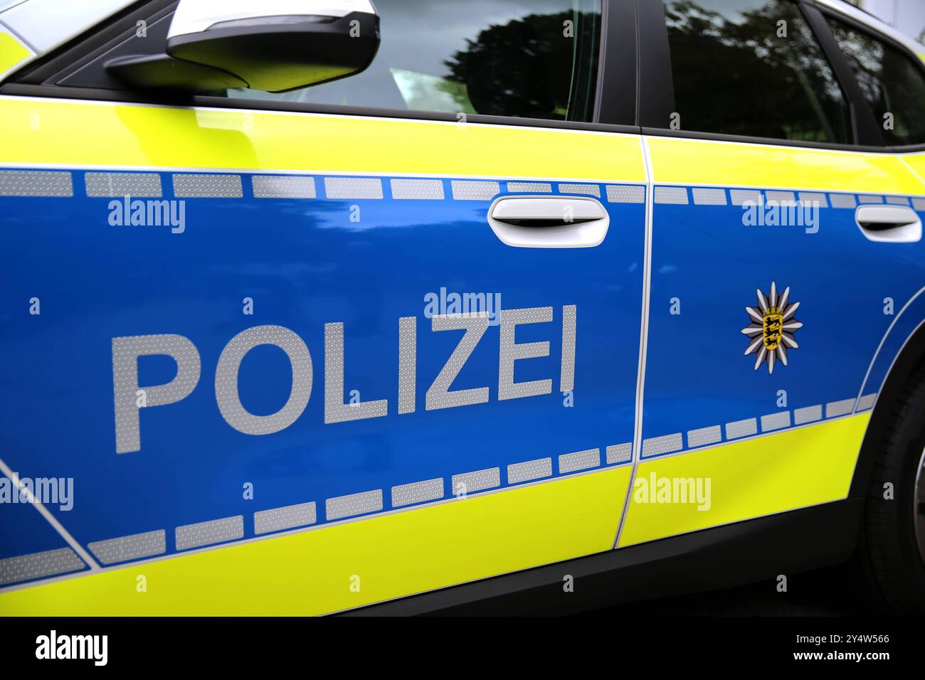 Aufschrift Polizei und Polizeistern auf der Seite eines ...
