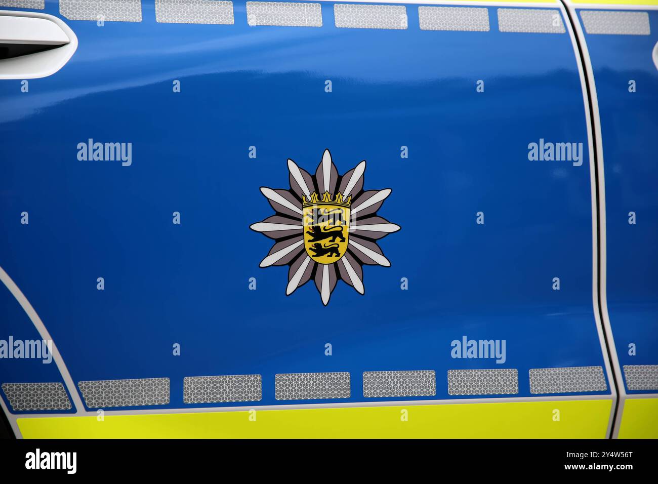 Polizeistern auf der Seite eines Polizeifahrzeugs der Polizei Baden ...