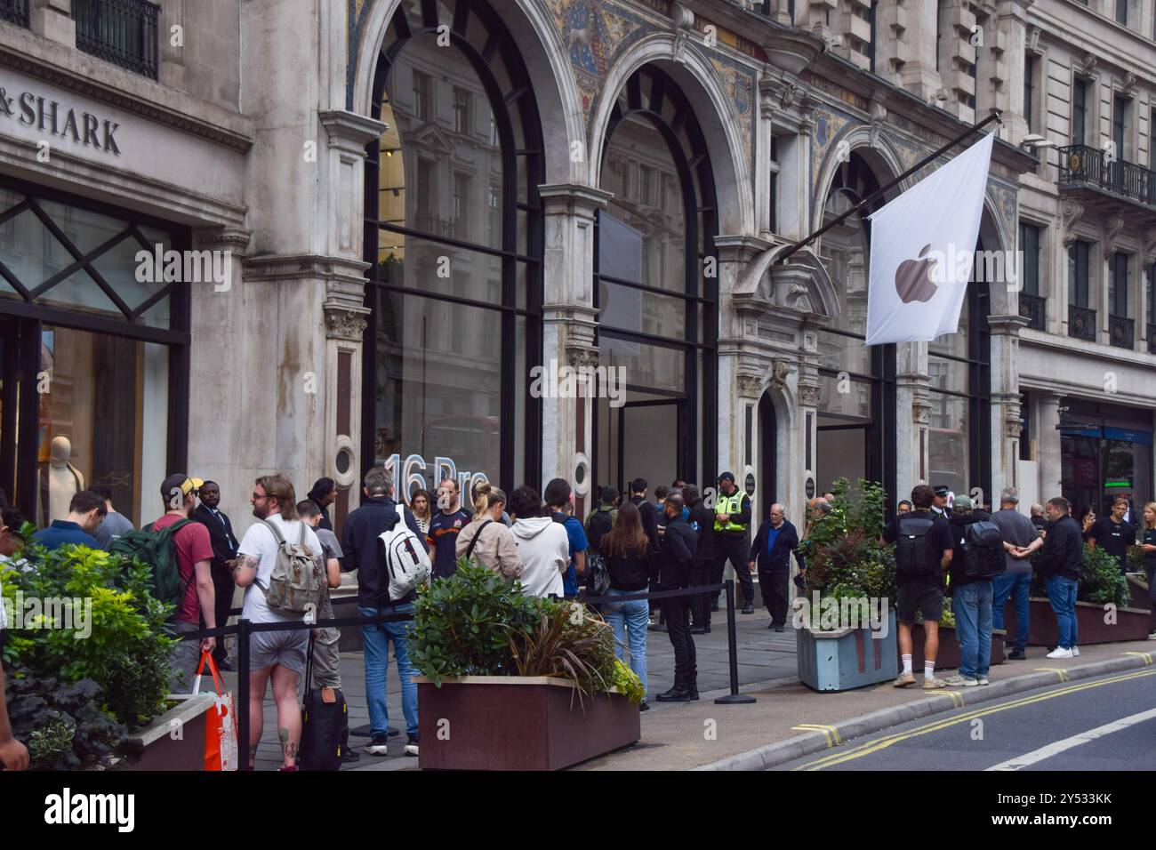 Kunden schlange vor dem apple store in covent garden -Fotos und ...