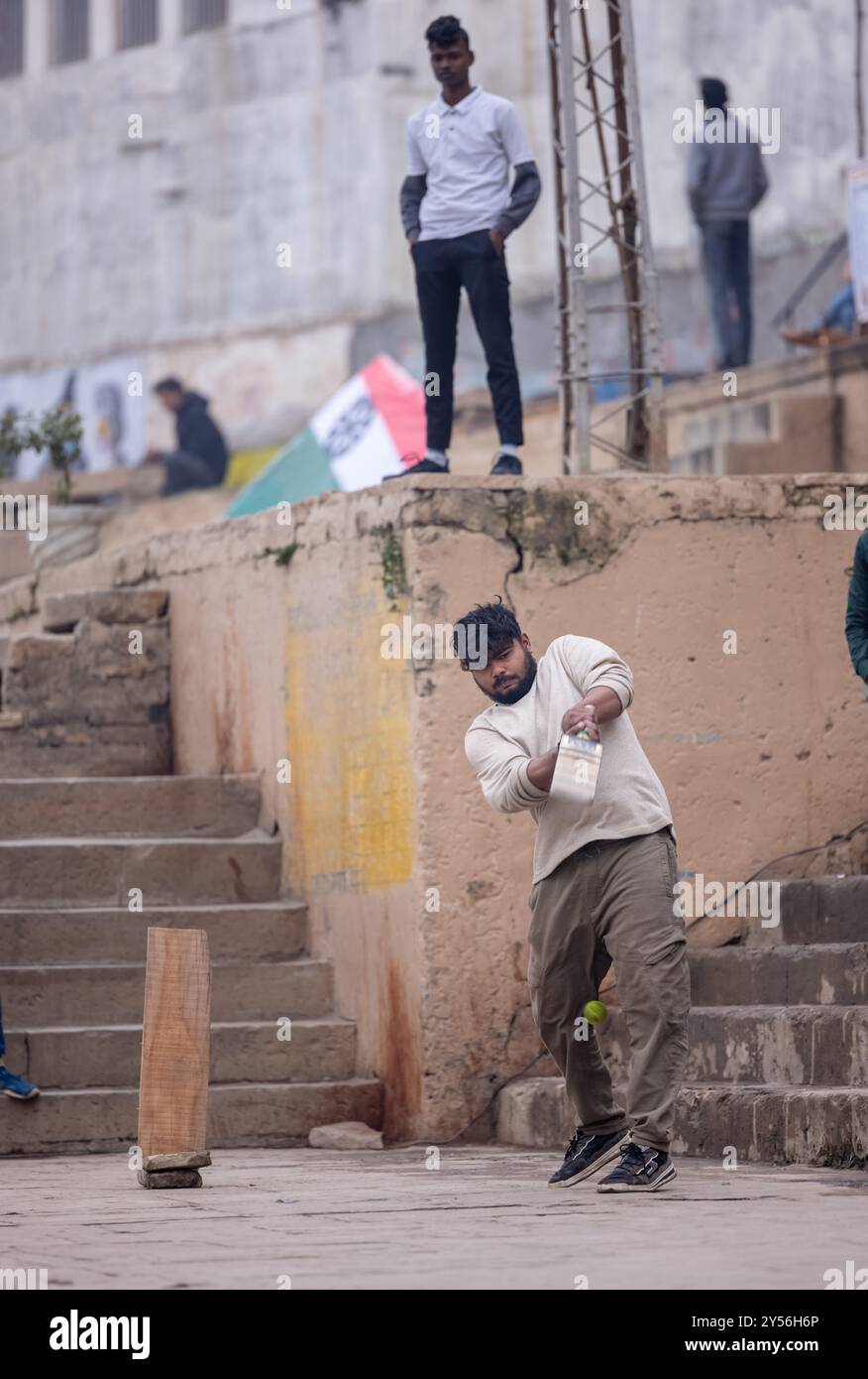 Touristen und Einheimische besuchen kaschi, um Herrn shiva anzubeten ...