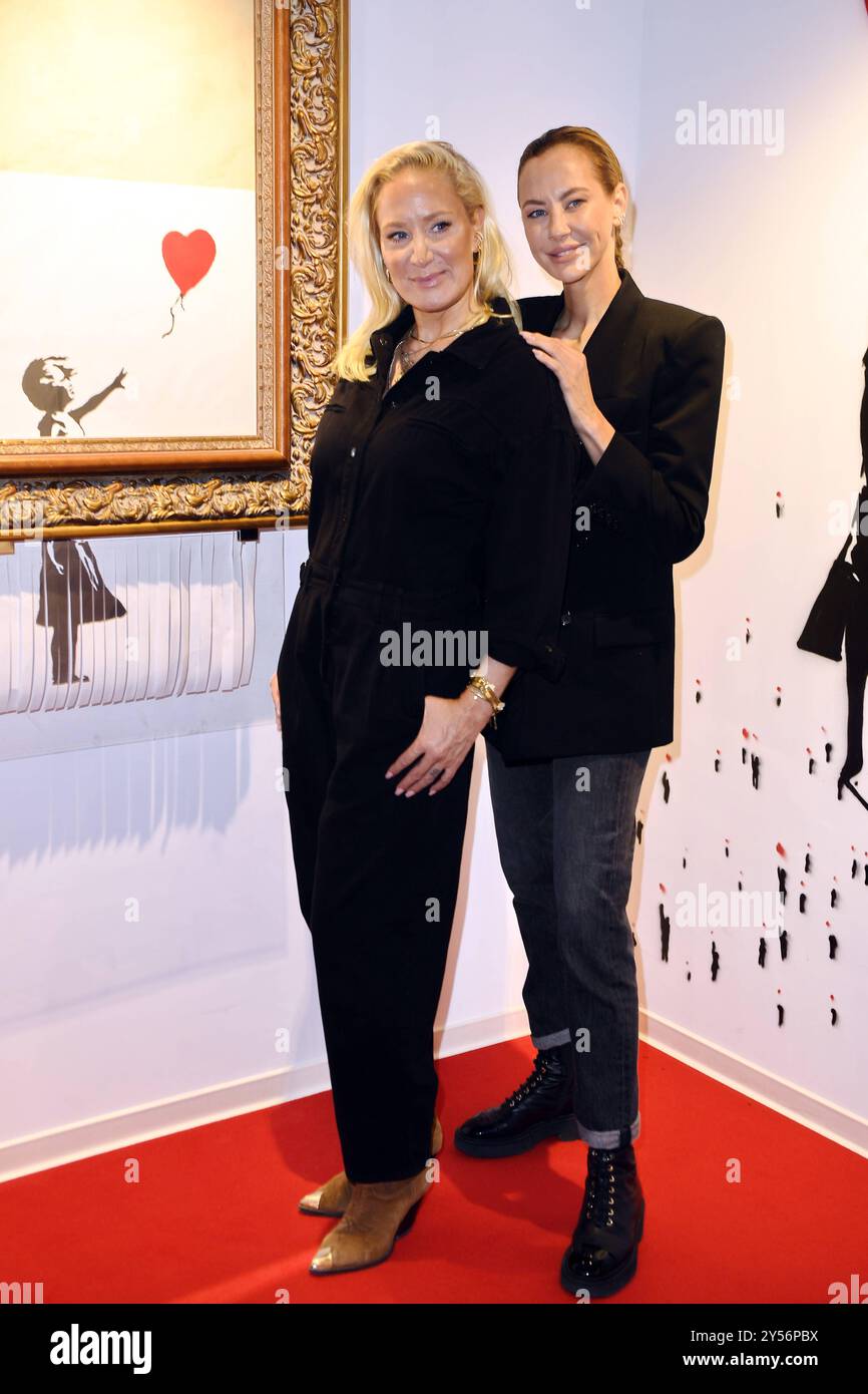 Janine Kunze und Sandy Meyer-Wölden bei der Eröffnung der Ausstellung ...