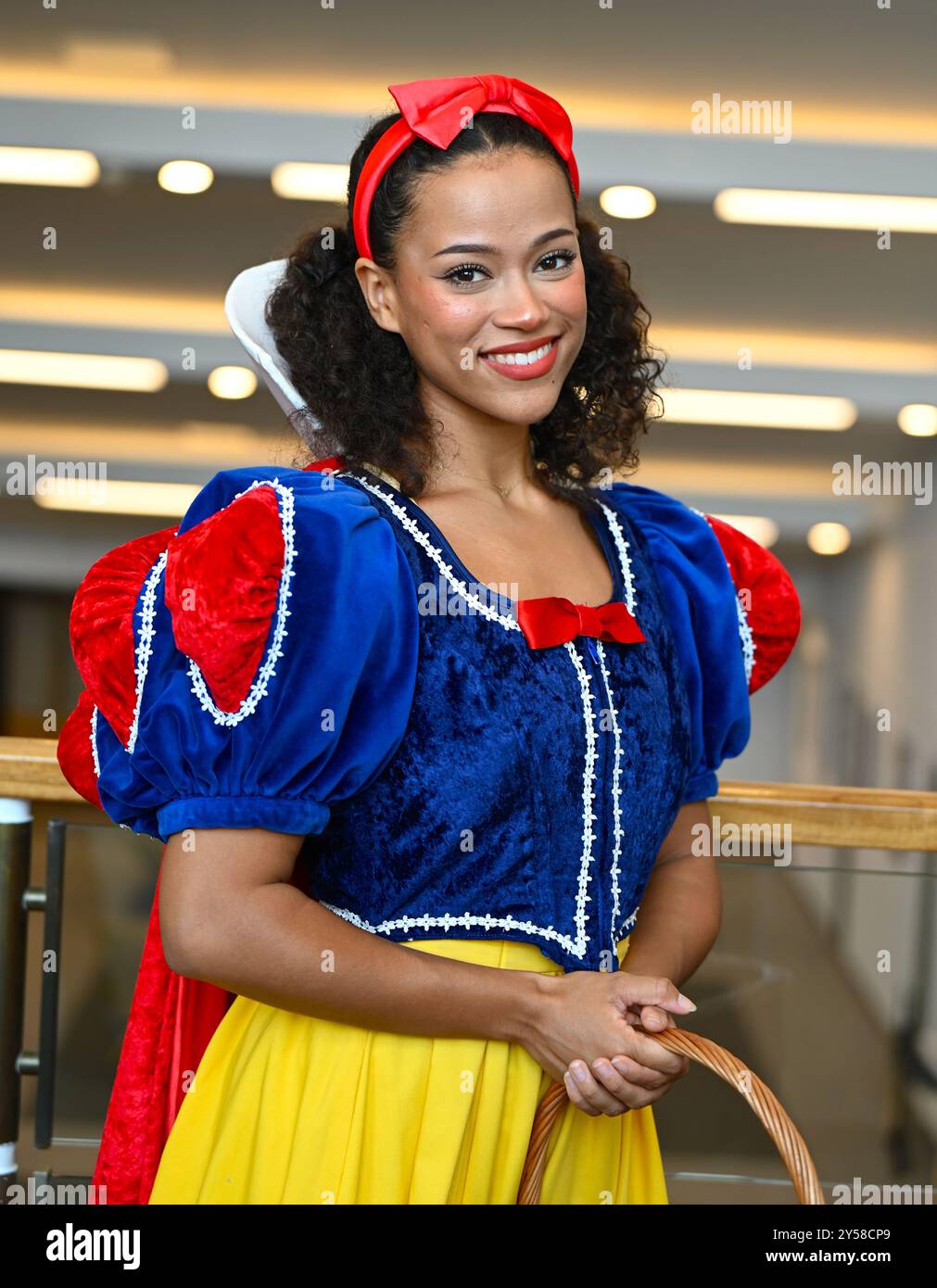 MIA OVERFIELD SPIELT SCHNEEWITTCHEN IN DER FAIRFIELD HALLEN FAMILIE ...