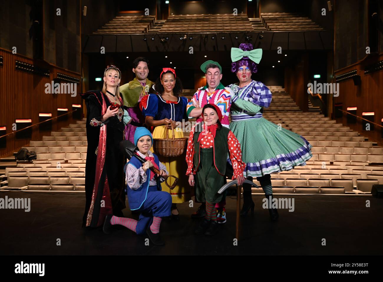 MIA OVERFIELD SPIELT SCHNEEWITTCHEN IN DER FAIRFIELD HALLEN FAMILIE ...