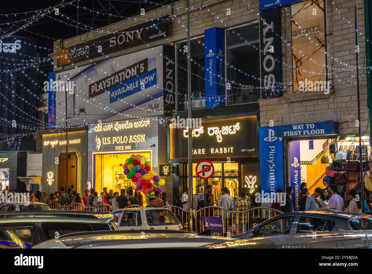 Brigade Road Bengaluru Karnataka Indien 7. September 2024 belebte beleuchtete Straßen und ...