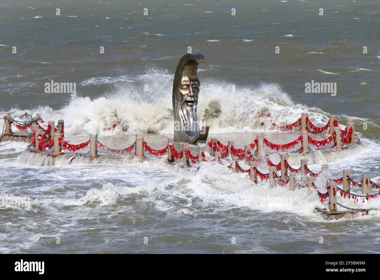 YANTAI, CHINA - 21. SEPTEMBER 2024 - die Basis der Statue des alten ...