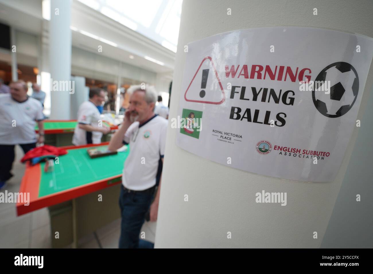 Eine Warnung vor fliegenden Bälle beim Subbuteo World Cup Finals am ...