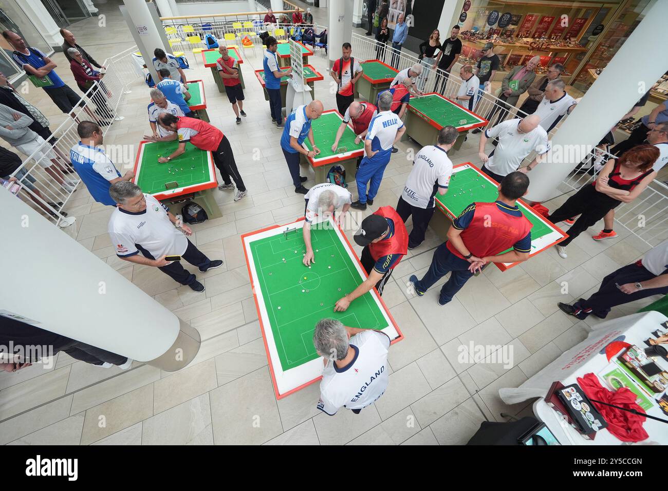 Teilnehmer am Subbuteo World Cup Finals am Royal Victoria Place in ...