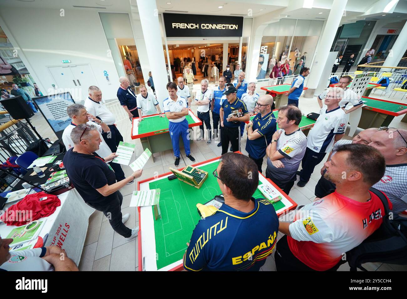 Die Teilnehmer werden über die Regeln vor dem Start des Subbuteo World ...