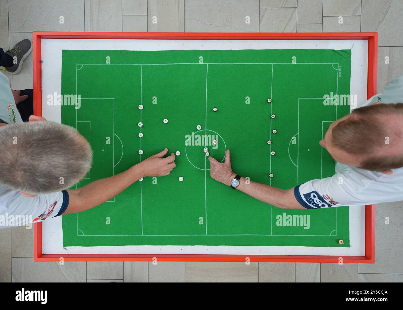 Teilnehmer, die England vertreten, üben vor dem Start des Subbuteo ...
