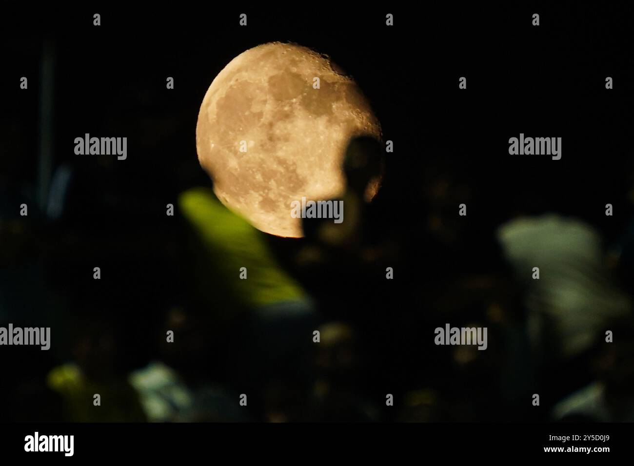 Duhok, Irak. September 2024. Ein Blick auf den abnehmenden Mond, der ...