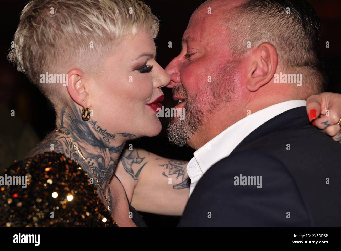 Radio Regenbogen Award 2024 Melanie Müller küsst ihren Freund Andreas Kunz bei der After-Show ...