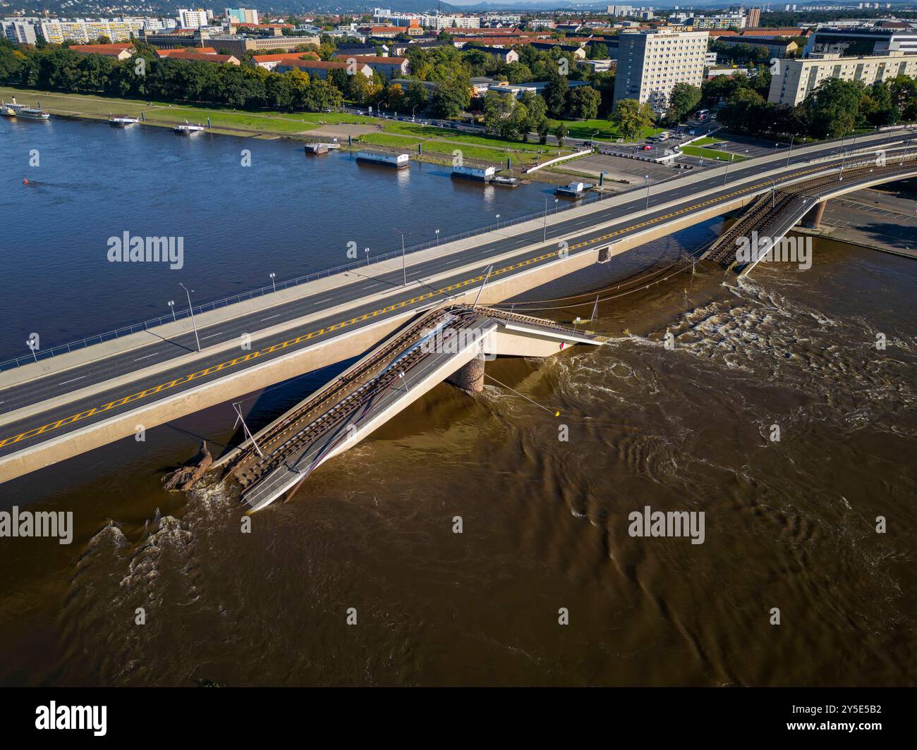 Teileinsturz der Carolabrücke in Dresden, weitere Brückenteile sind akut einsturzgefährdet. Aus ...