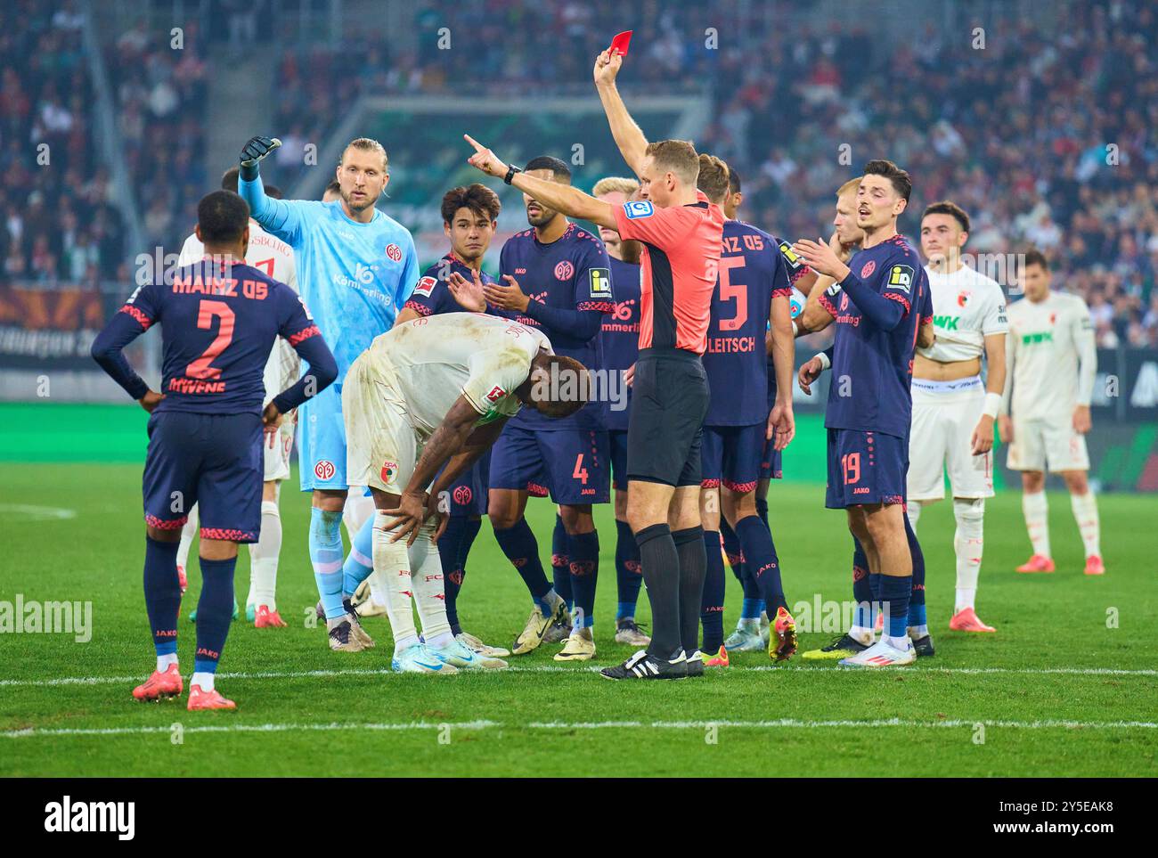 Augsburg, Deutschland. September 2024. Schiedsrichter Soeren Störche ...