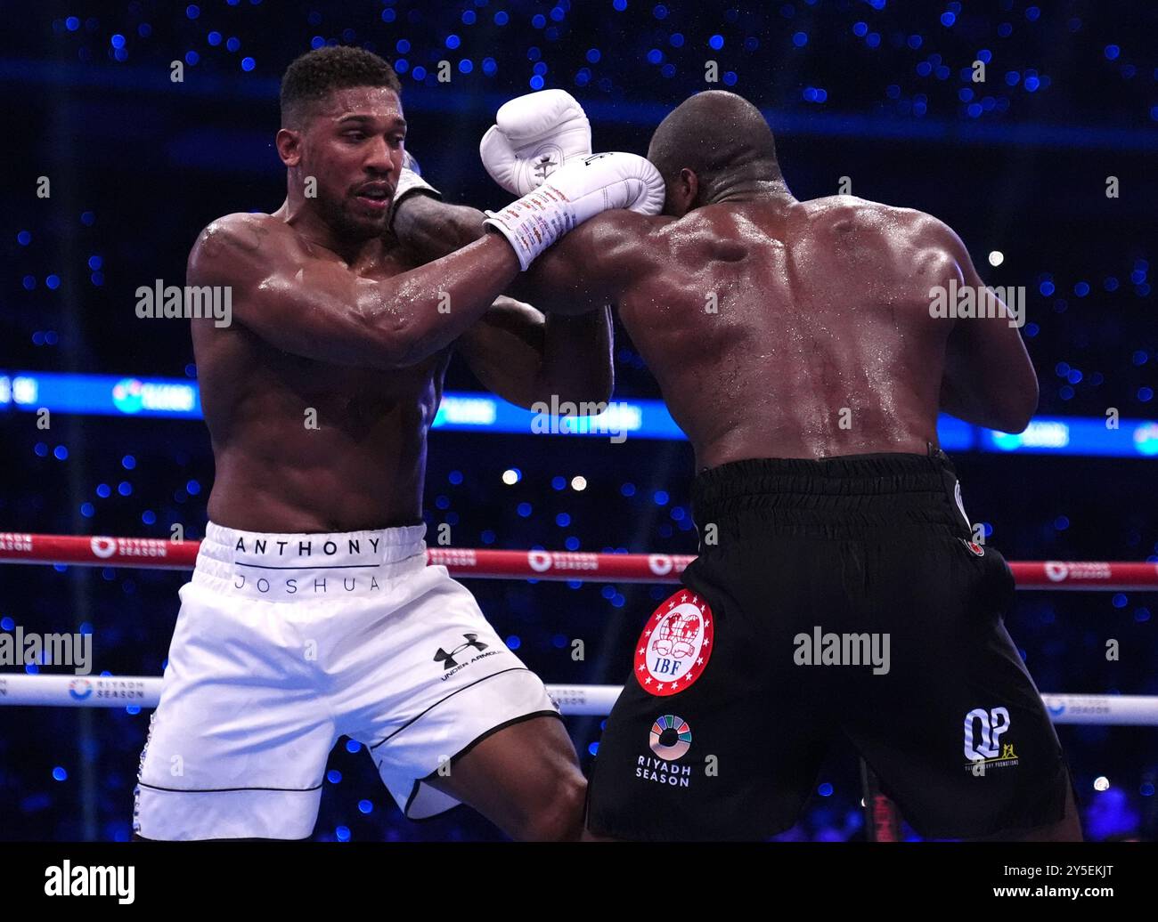 Anthony Joshua (links) und Daniel Dubois im IBF World Heavy Weight Bout ...
