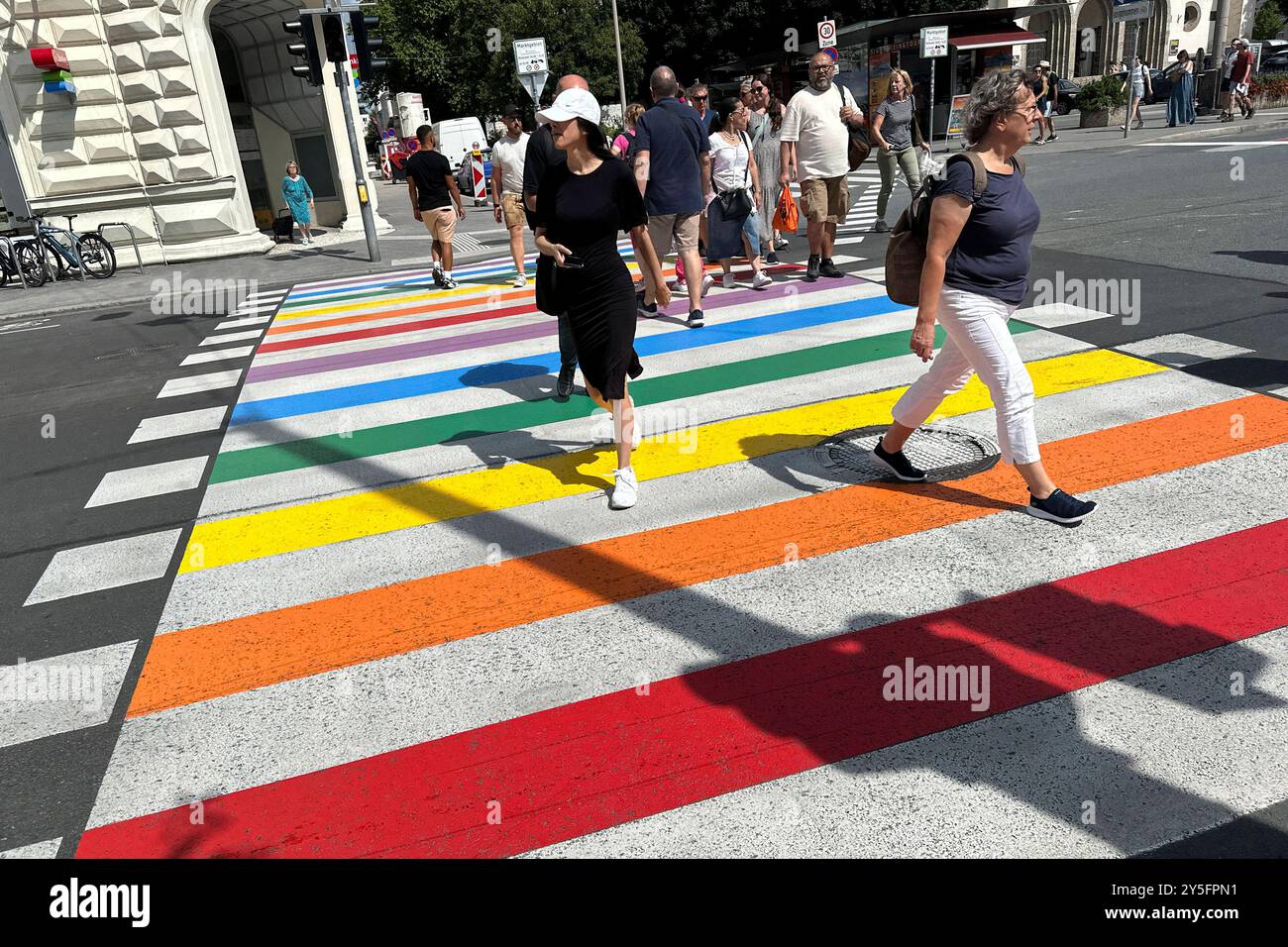 Lgbtq symbolischer zebrastreifen -Fotos und -Bildmaterial in hoher Auflösung – Alamy