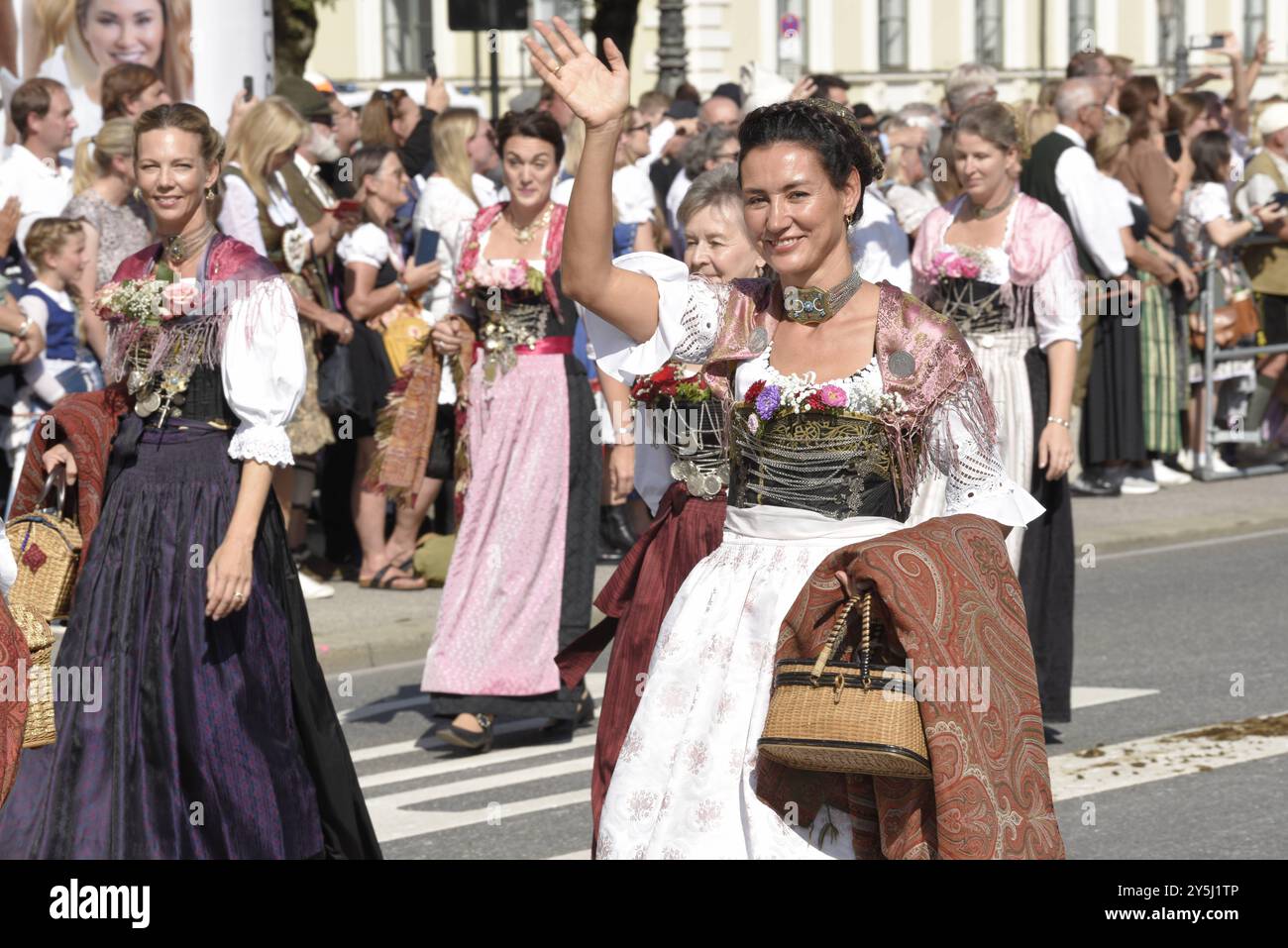 Trachten- und Schützenzug am Oktoberfest in München 2024 ein besonderer ...