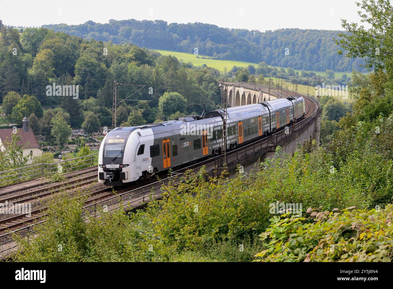 Eisenbahnverkehr auf dem Eisenbahnviadukt Altenbeken. RegionalExpress ...