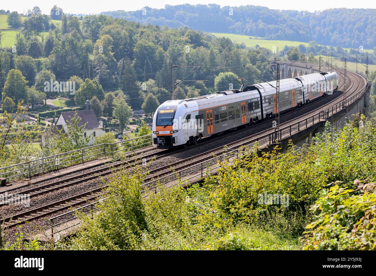 Eisenbahnverkehr auf dem Eisenbahnviadukt Altenbeken. RegionalExpress ...