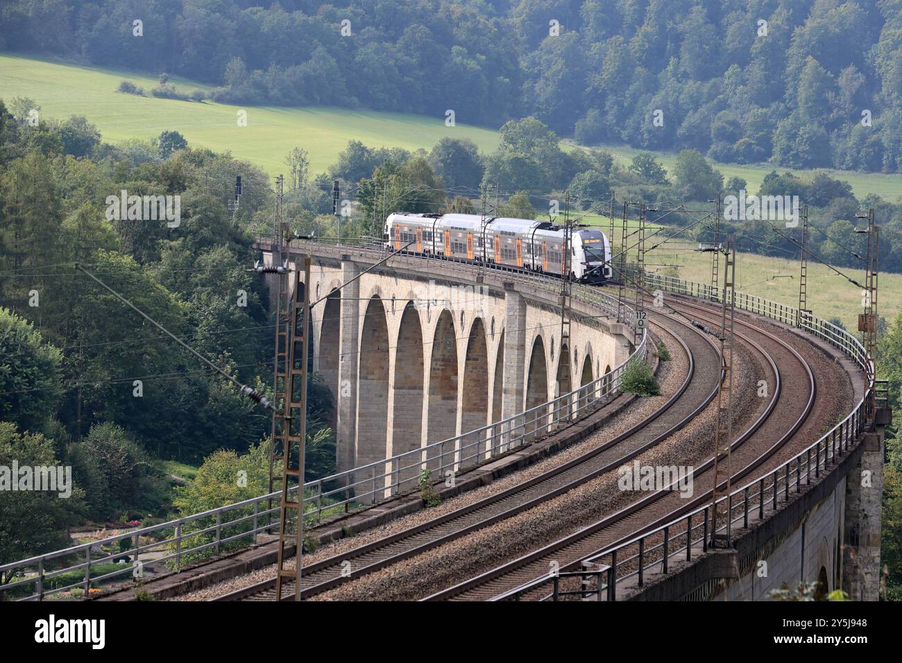 Eisenbahnverkehr auf dem Eisenbahnviadukt Altenbeken. RegionalExpress ...
