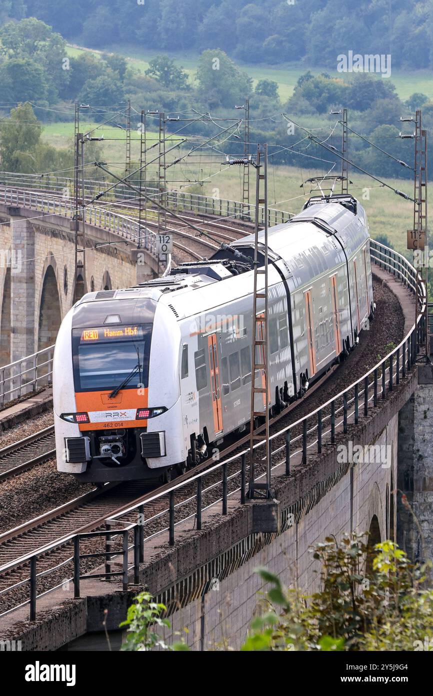 Eisenbahnverkehr auf dem Eisenbahnviadukt Altenbeken. RegionalExpress ...