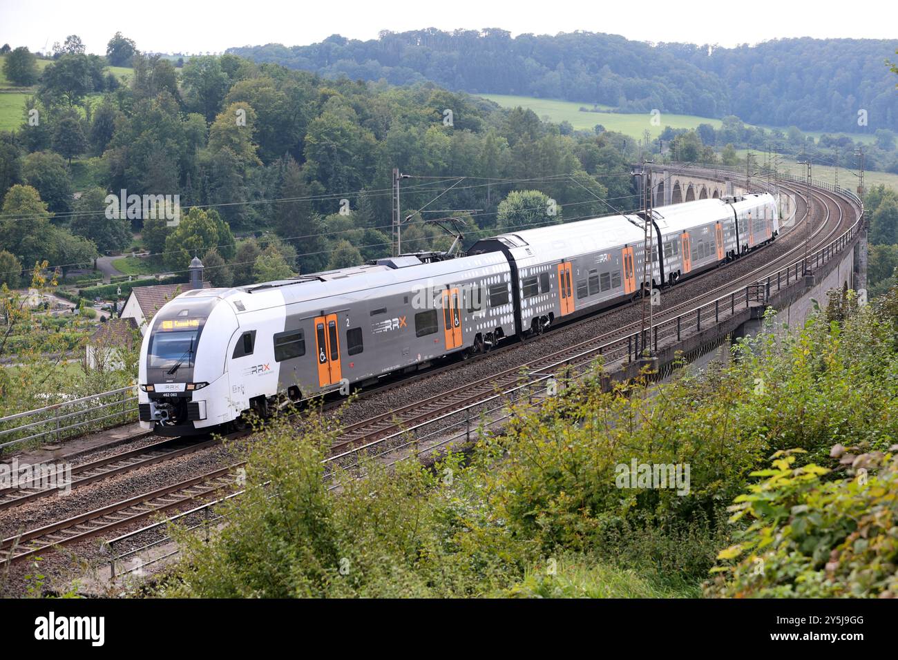 Eisenbahnverkehr auf dem Eisenbahnviadukt Altenbeken. RegionalExpress ...