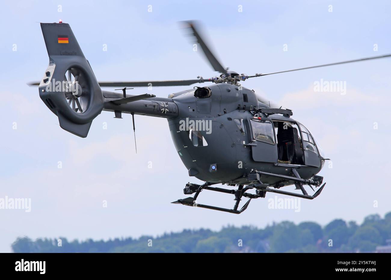 Ein Helikopter vom Typ Airbus H145M LUH SOF mit der Kennung 7603 unterstützt die Einsatzkräfte ...