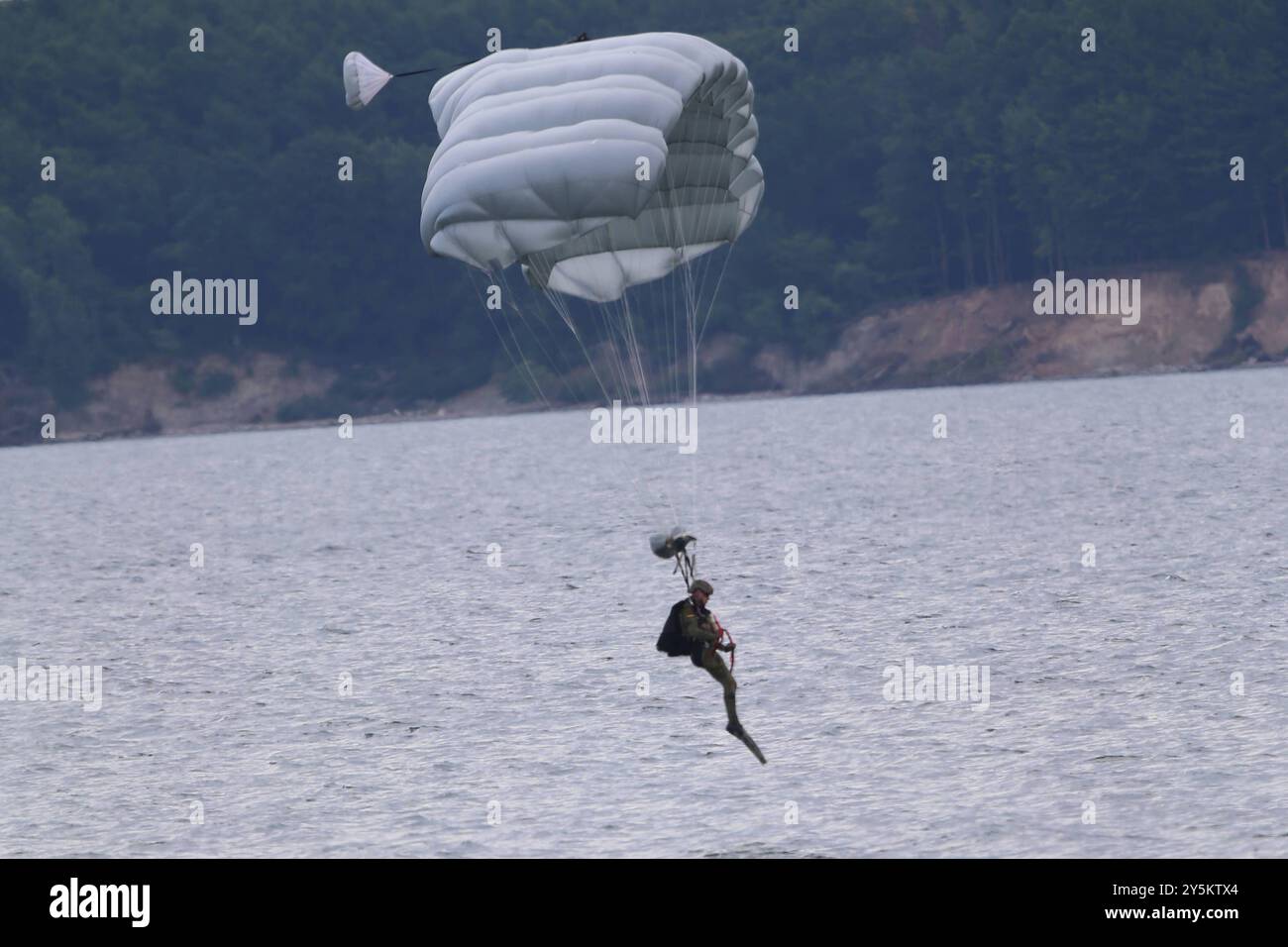Freifaller des KSM mit Freifallschirmen. Die Kampfschwimmer des ...