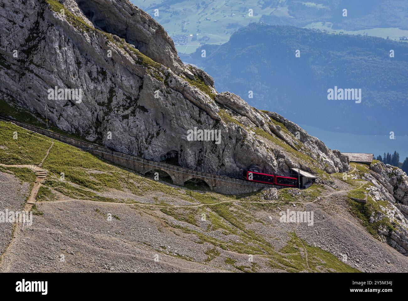 Pilatusbahn am Eingang zur Bergstation Pilatus Kulm in der Schweiz. Die ...