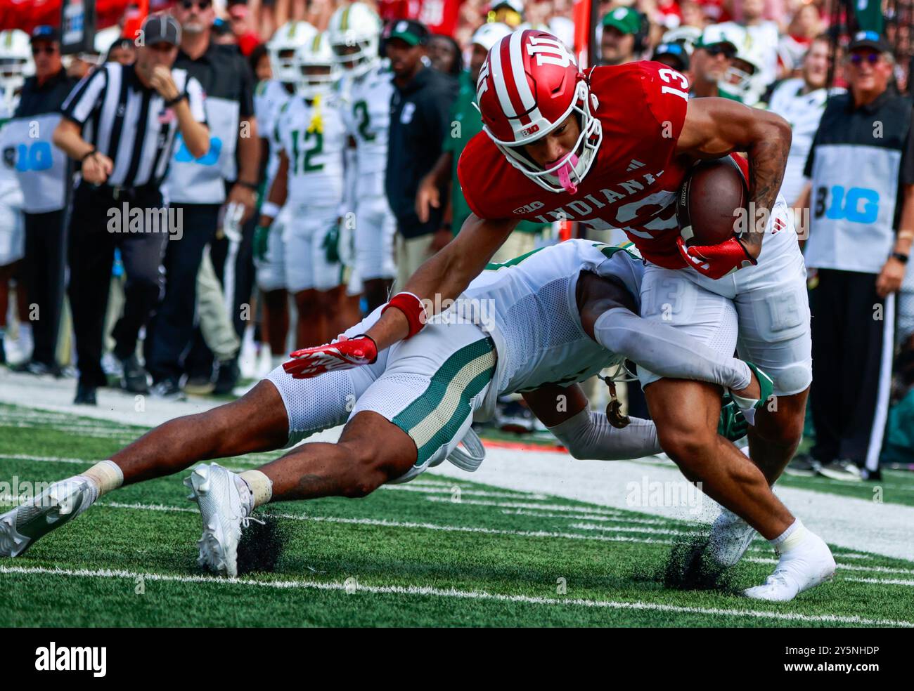 BLOOMINGTON, INDIANA – 21. SEPTEMBER: Elijah Sarratt (13) macht einen ...