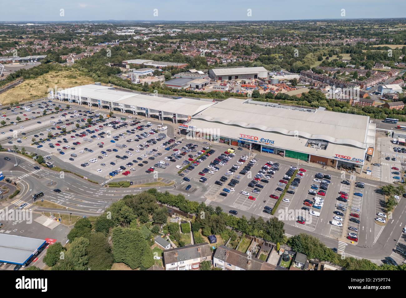 Blick aus der Vogelperspektive auf den Tesco Extra Supermarkt und ...