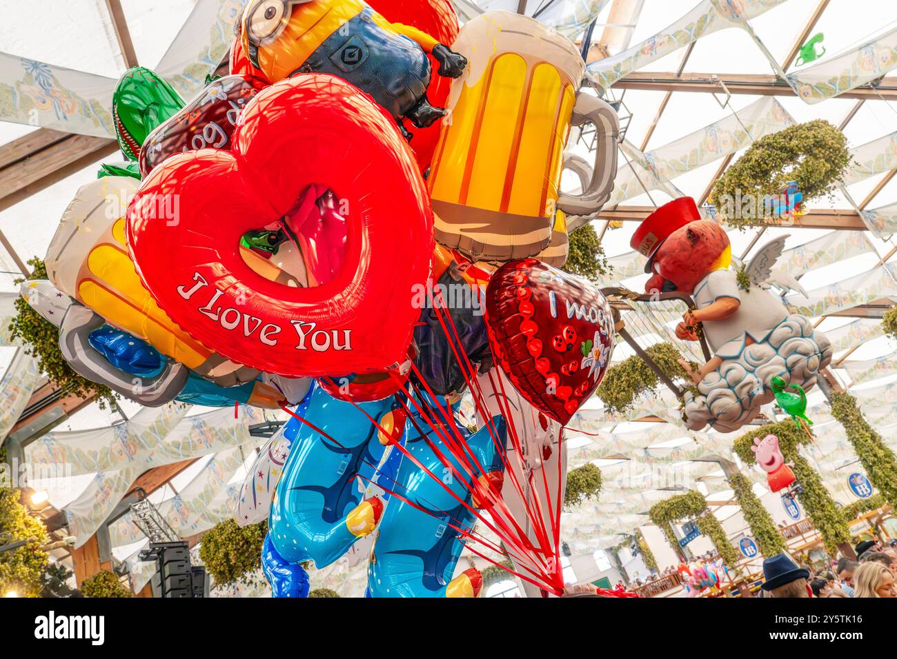 Deutsche Luftballons und Engel Aloisius im Hofbräuzelt, Oktoberfest ...