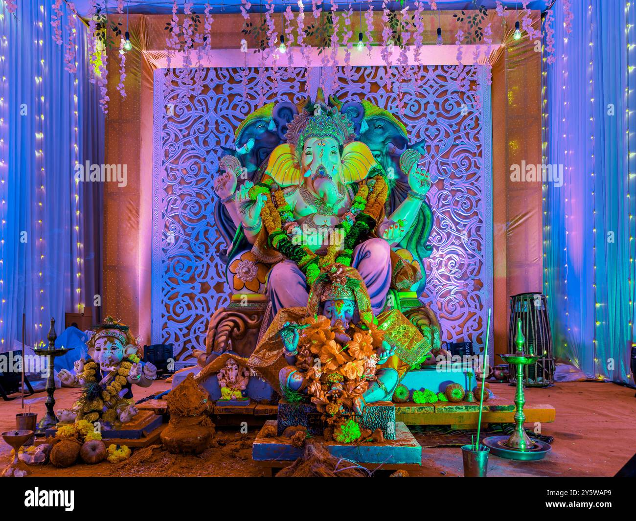 09 27 2023 Sarvajanik Ganesh Utsav auf der CSMT VT Mumbai Maharashtra ...