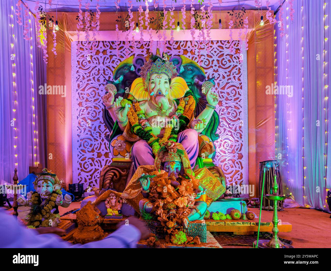 09 27 2023 Sarvajanik Ganesh Utsav auf der CSMT VT Mumbai Maharashtra ...