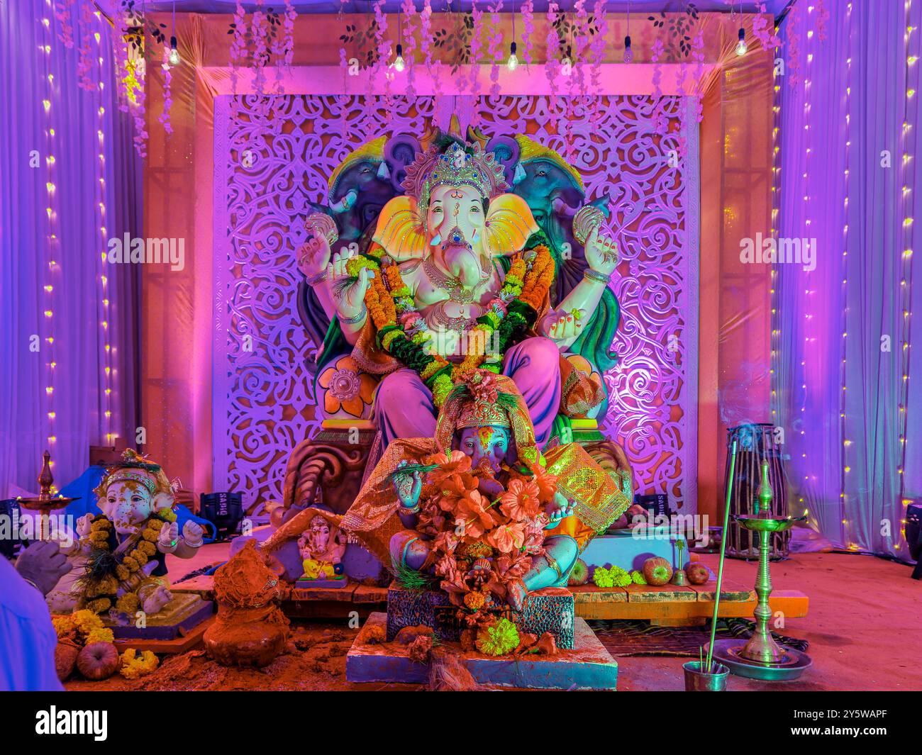 09 27 2023 Sarvajanik Ganesh Utsav auf der CSMT VT Mumbai Maharashtra ...