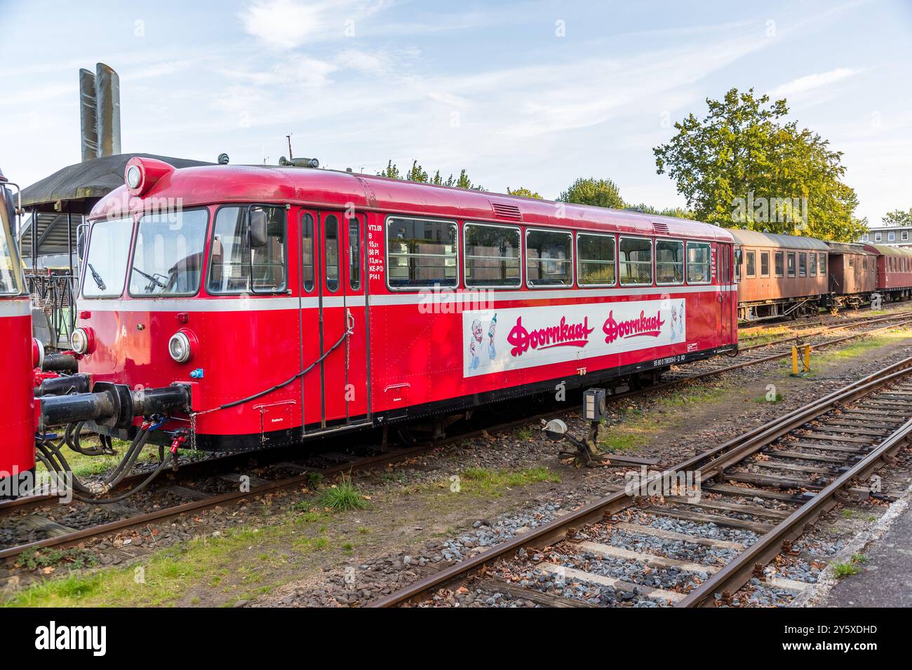 Alte Eisenbahnwaggons aus den 1960er Jahren mit Doornkaat-Werbung ...