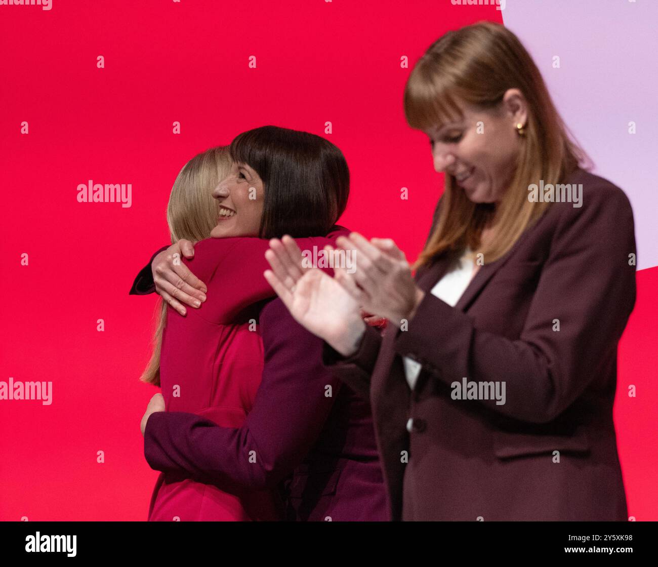 Liverpool, Großbritannien. September 2024. Rachel Reeves umarmt ...