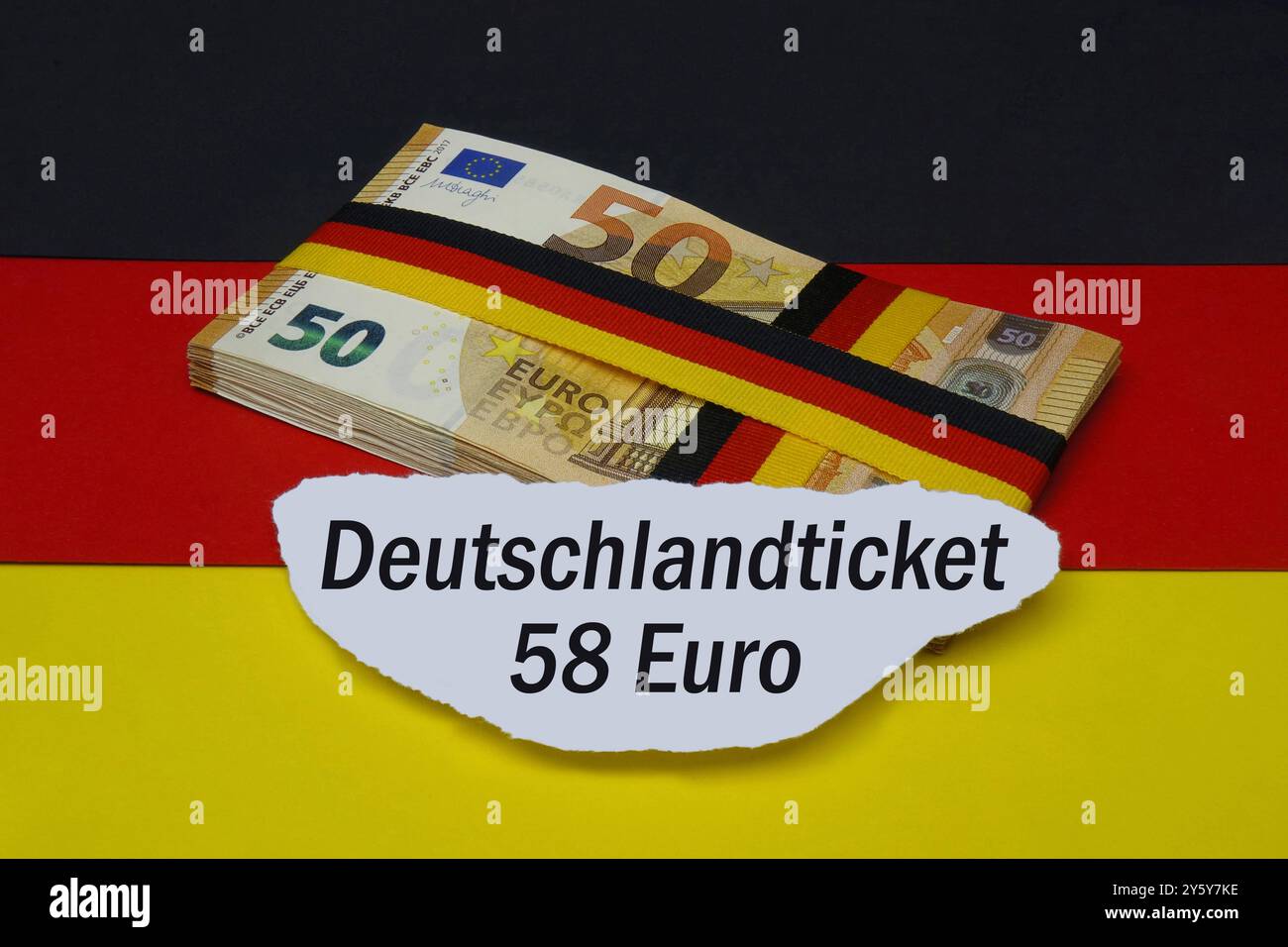 Deutschlandfahne mit Geldbündel und Deutschlandticket 58 Euro ...