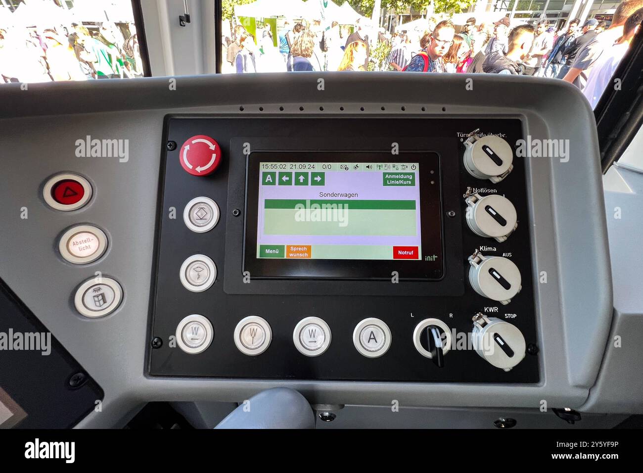 Blick in den Fahrerraum. Die neue MVB-Straßenbahn Flexity hat am ...