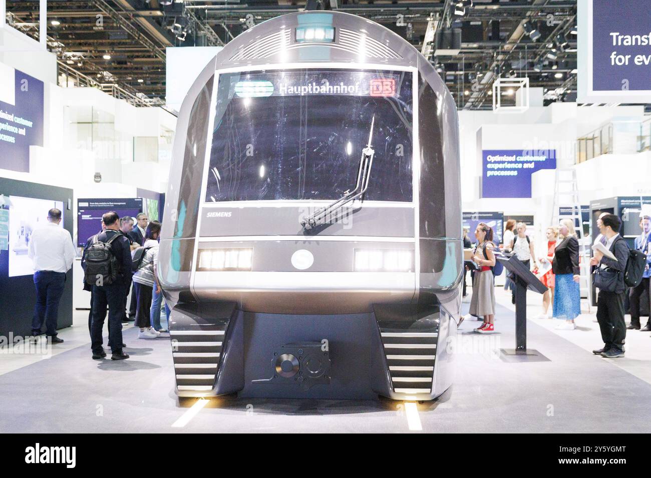 Berlin, Deutschland. September 2024. Die Teilnehmer einer Pressetour besuchen den Siemens ...