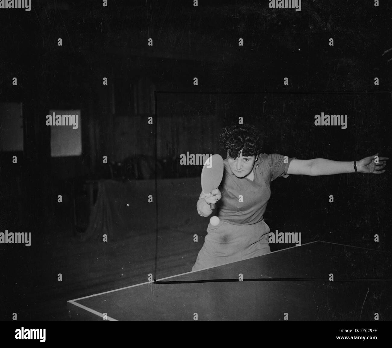 Mit ausgestrecktem Arm wird Miss Pinky Barnes aus Surrey von der ...