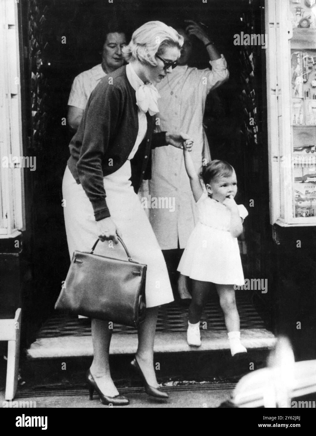 Prinzessin Grace hält die Hand ihrer Tochter und sieht ängstlich zu ...