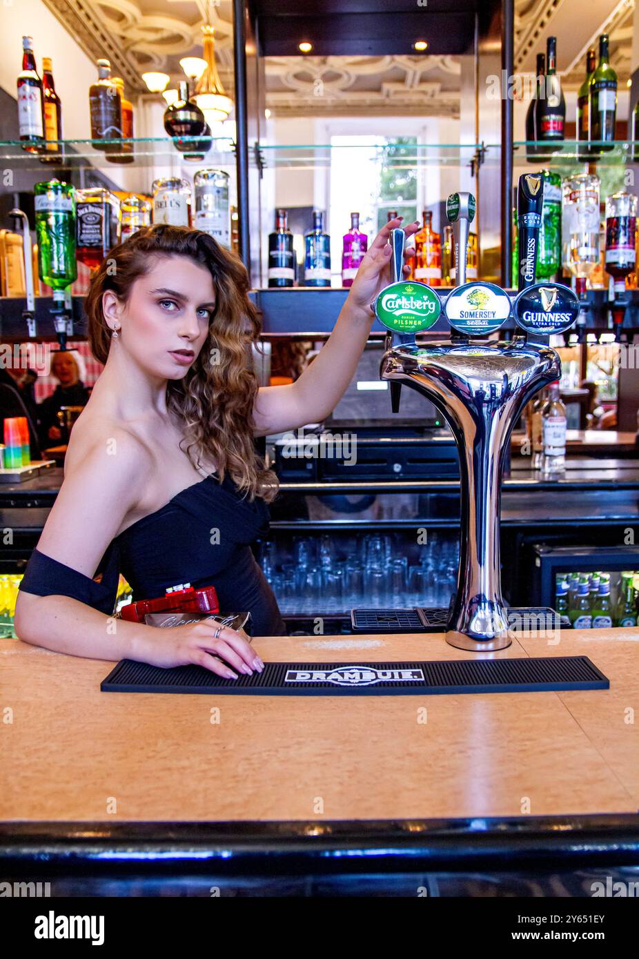 Weibliches model steht hinter bar -Fotos und -Bildmaterial in hoher ...