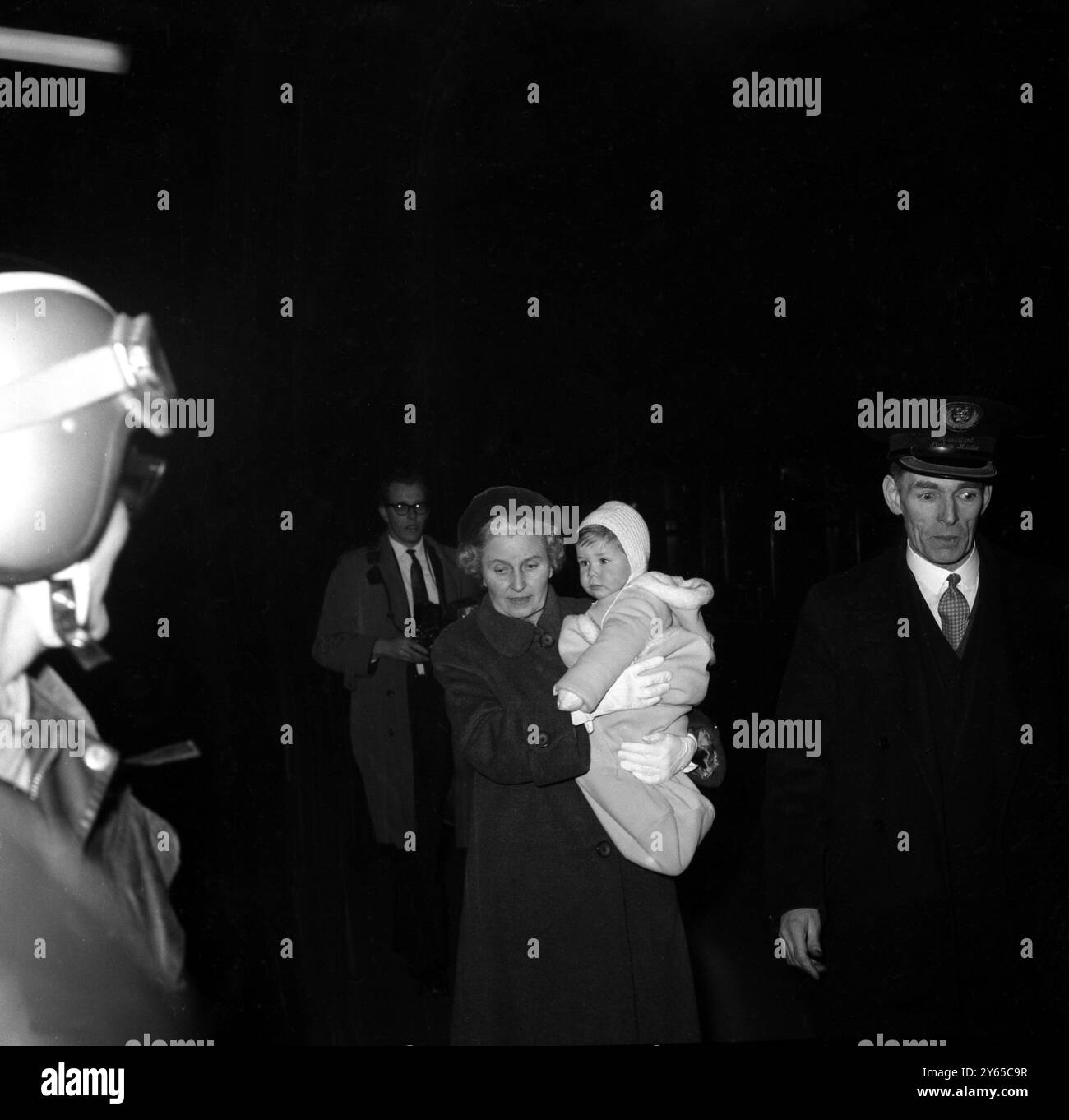 Die erste Zugfahrt seit Weihnachten in den Armen seiner ...