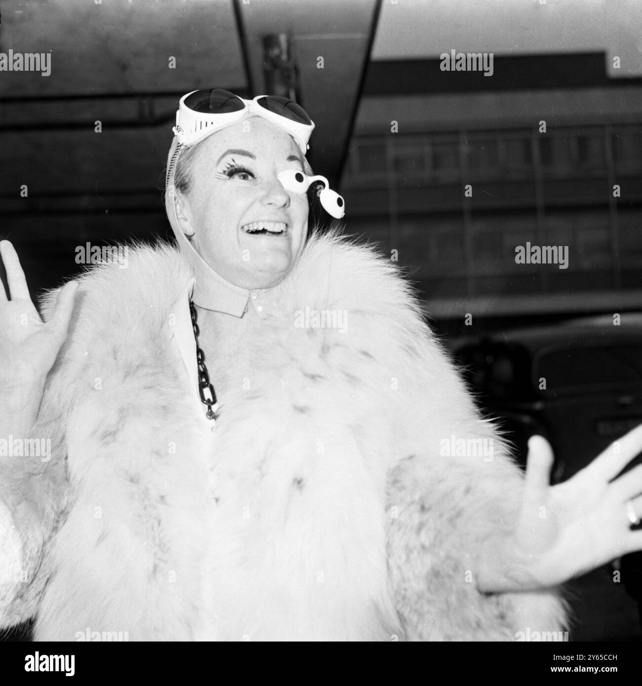 Phyllis Diller , " The World ' s Greatest Stand-up Comedienne " kommt ...