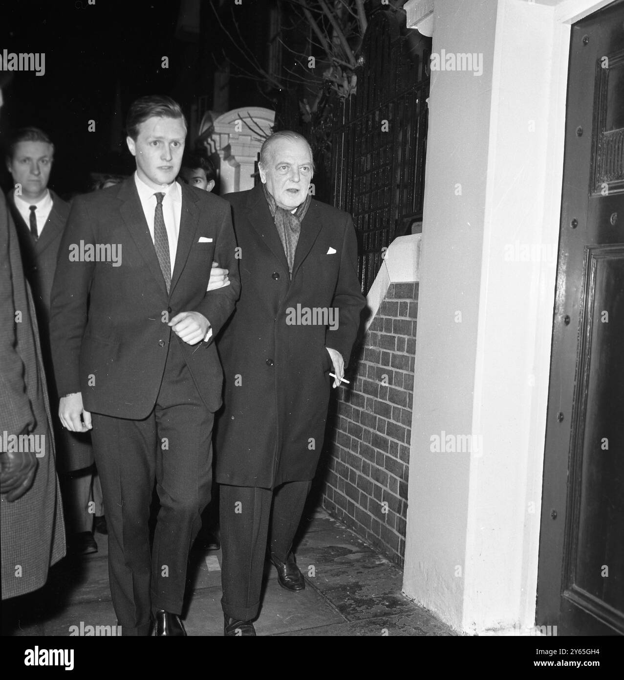 Randolph und Son Leave No 28, die das Hyde Park Gate verlassen, sind Mr ...