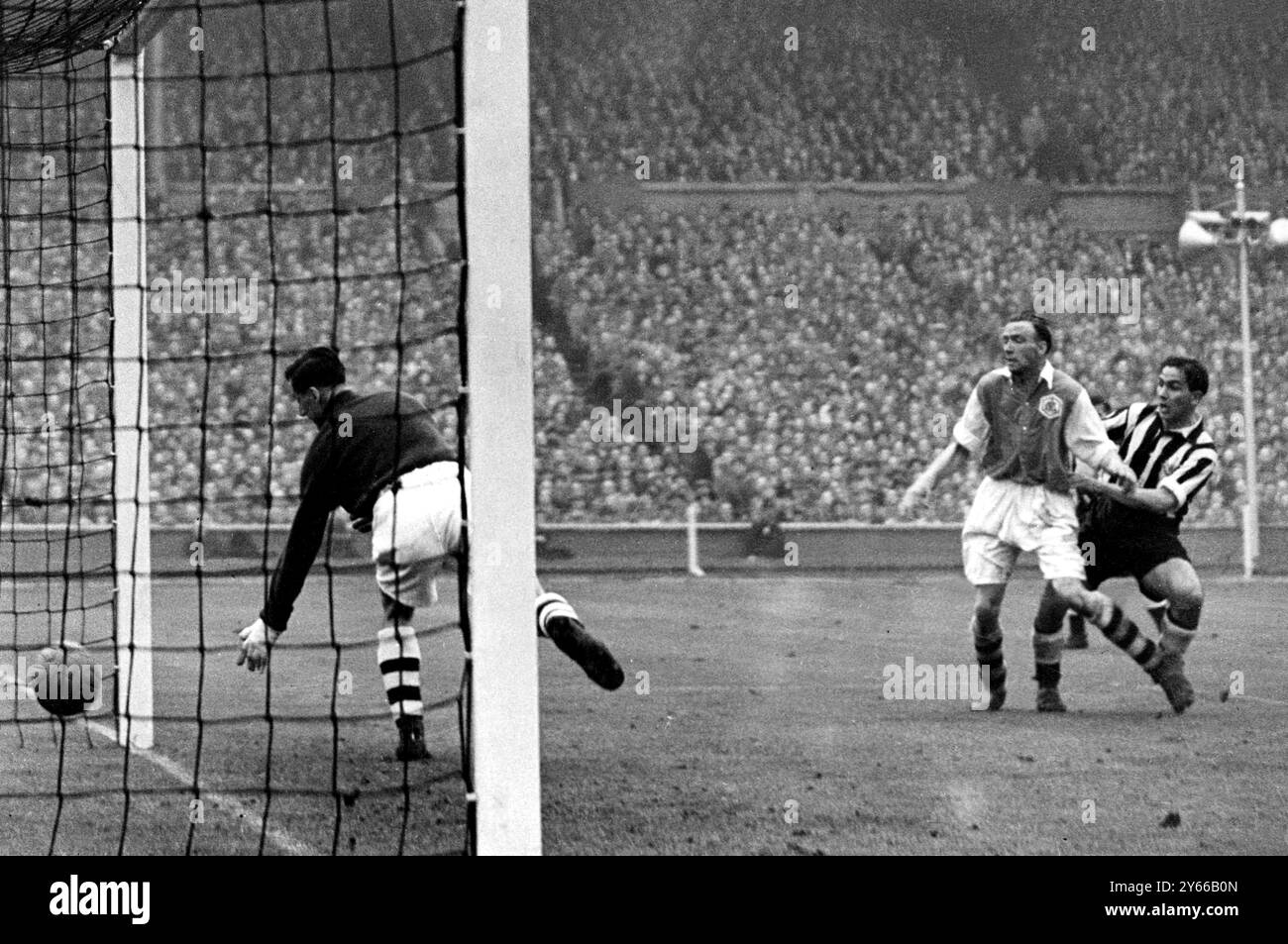 Während der fa cup Schwarzweiß-Stockfotos und -bilder - Alamy