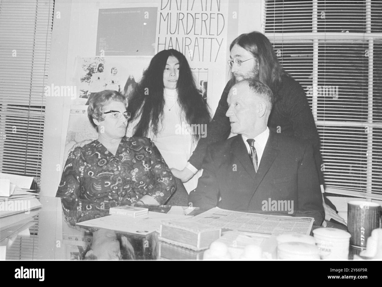 Beatle John Lennon und seine Frau Yoko Ono treffen Mr. Und Mrs ...