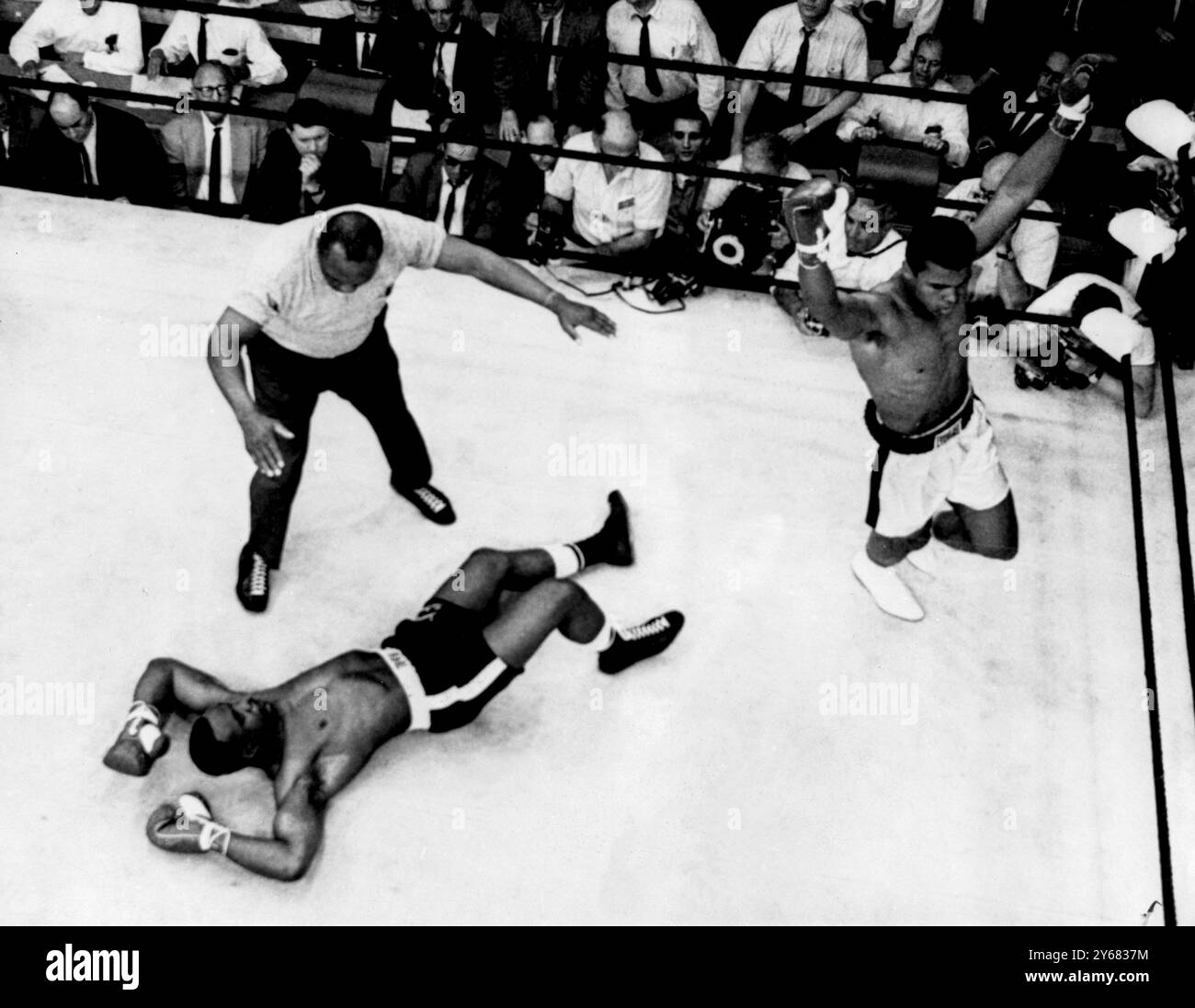Der Weltmeister im Schwergewicht, Muhammad Ali, überragt in der ersten ...
