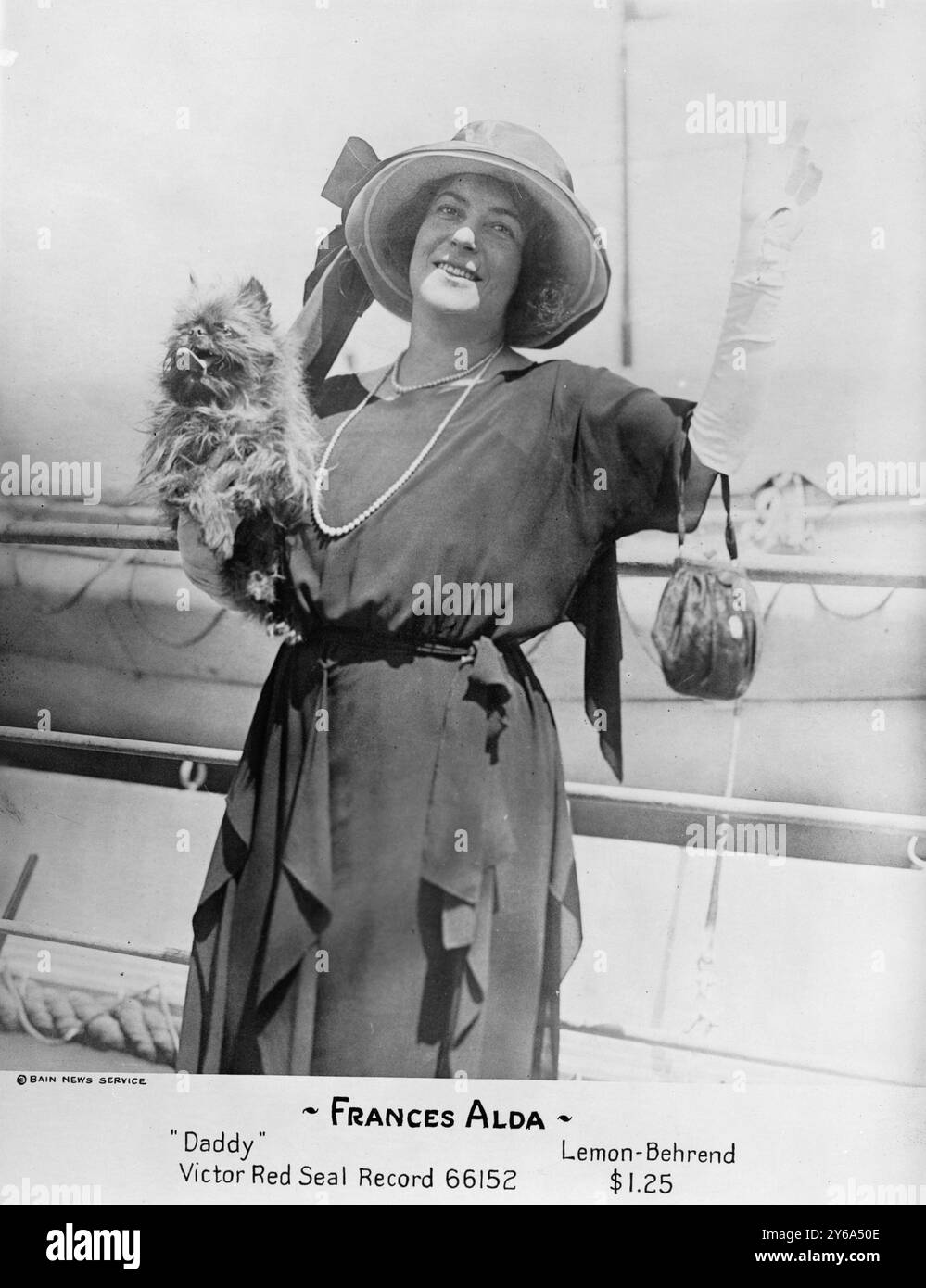 Frances Alda, dreiviertel Porträt, stehend auf Deck des Schiffes, nach ...